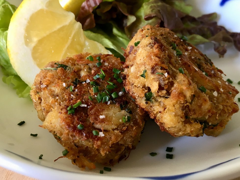 Are crab cakes better fried or baked?