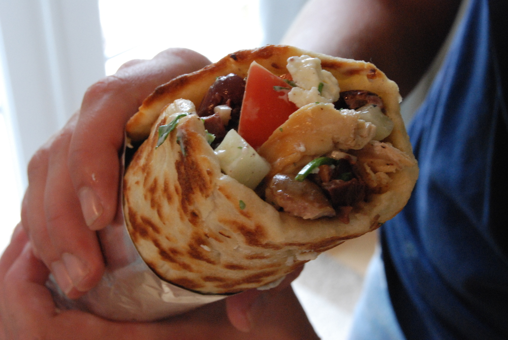 Are gyros on naan or pita?