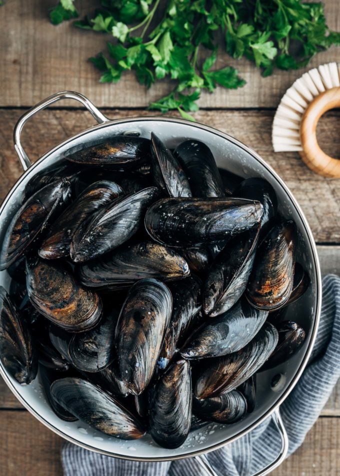 Are mussels alive when you buy them fresh?