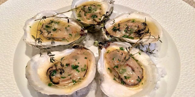 Are oysters alive till you eat them?