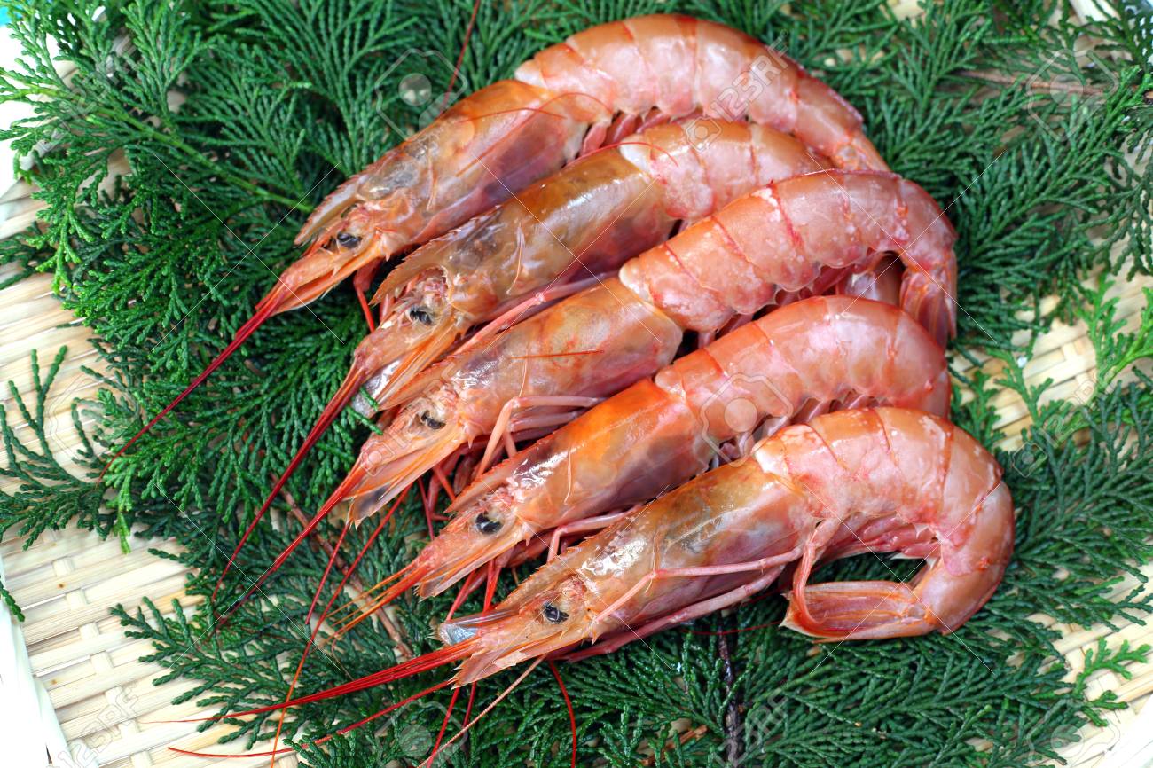 Are prawns red when raw?