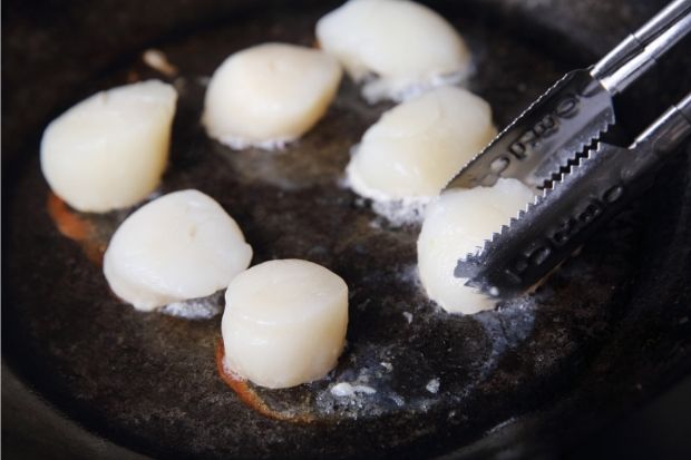 Are scallops supposed to be raw in the middle?