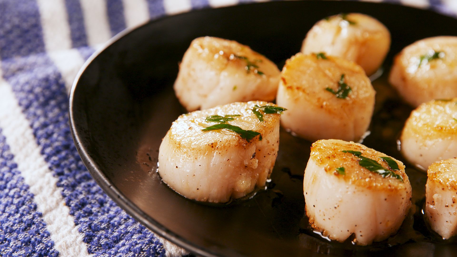 Are scallops supposed to be seared?