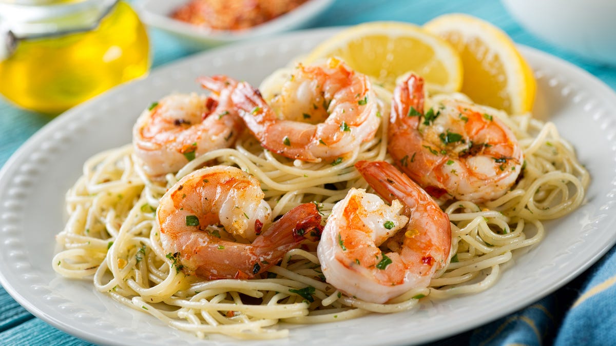 Are you supposed to eat shrimp tails in pasta?