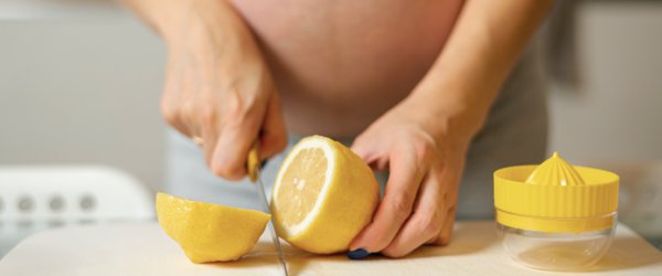 Can a pregnant woman eat sour lemon?