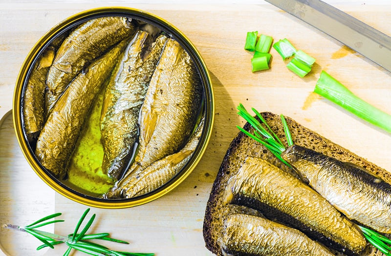 Can canned sardines be eaten raw?