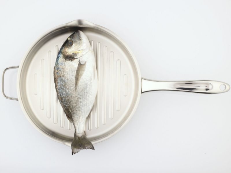 Can I cook fish in stainless steel pan?