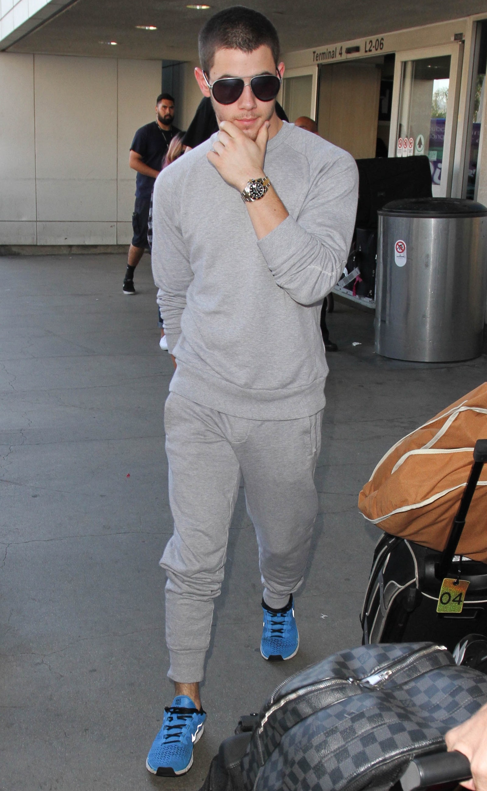 Can I wear sweats to the airport?