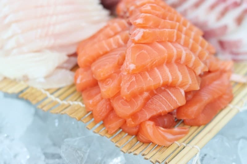 Can salmon sashimi be kept overnight?