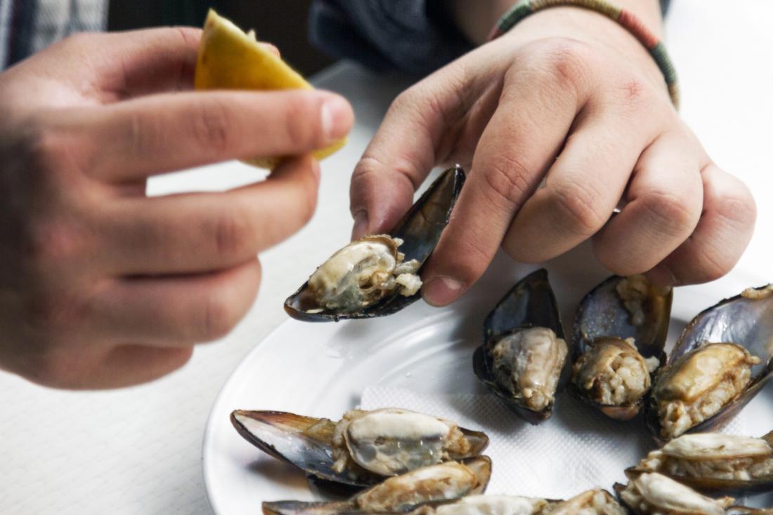 Can shellfish cause intestinal problems?