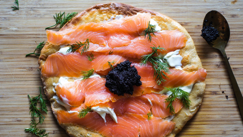 Can smoked salmon give food poisoning?