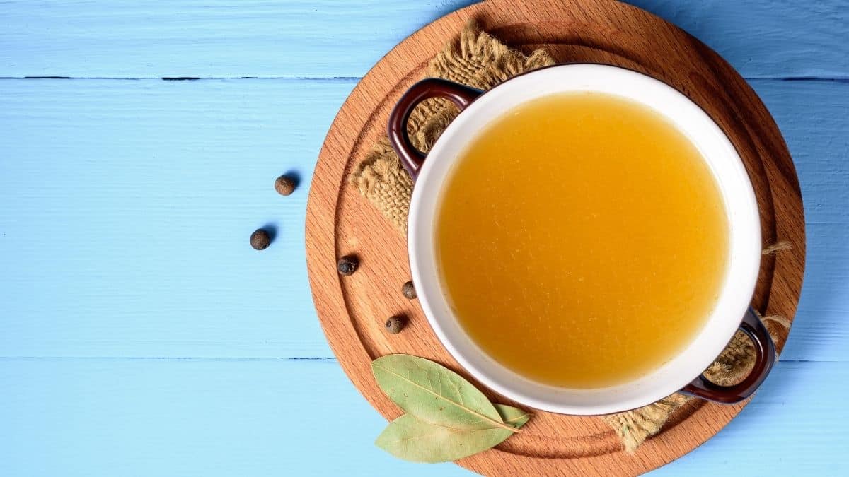 Can vegetarians eat chicken broth?