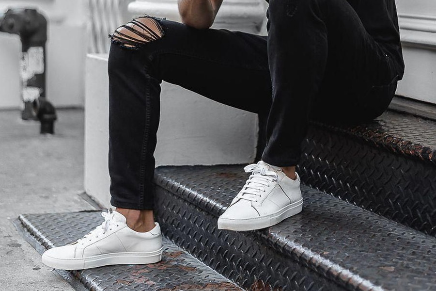 Can white sneakers be worn with black jeans?
