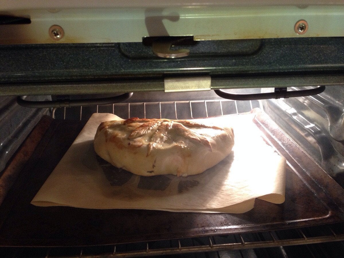 Can you bake with parchment paper in the oven?