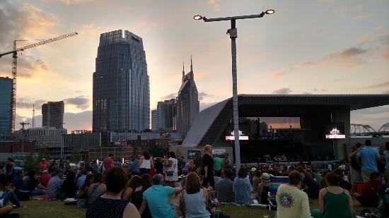 Can you bring a blanket to ascend Amphitheater?