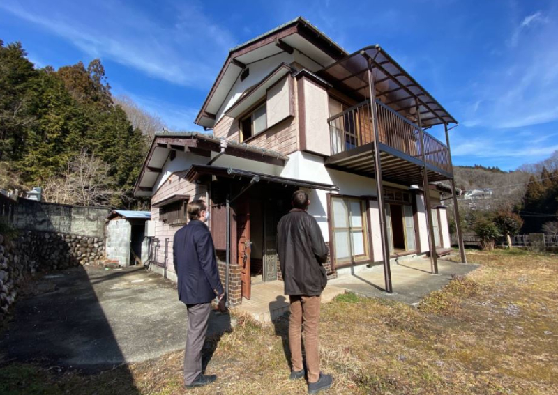 Can you buy a house in Japan with US dollars?