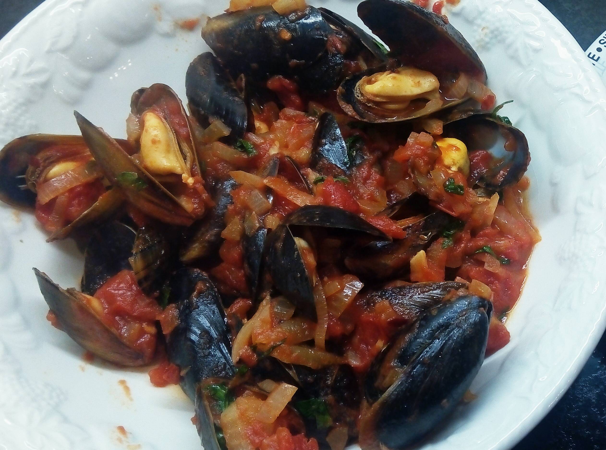 Can you cook and eat dead mussels?