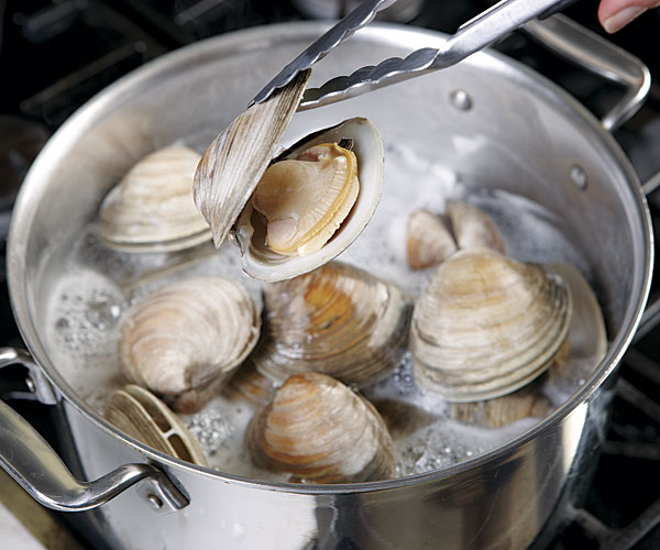 Can you cook clams in boiling water?