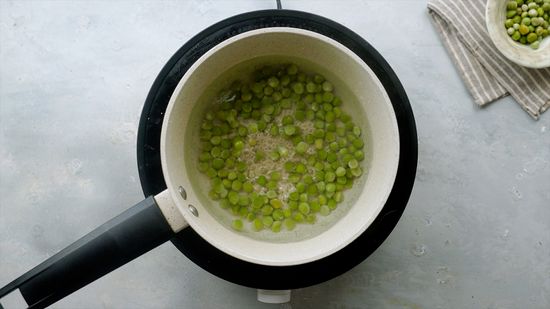 Can you cook frozen peas in a frying pan?