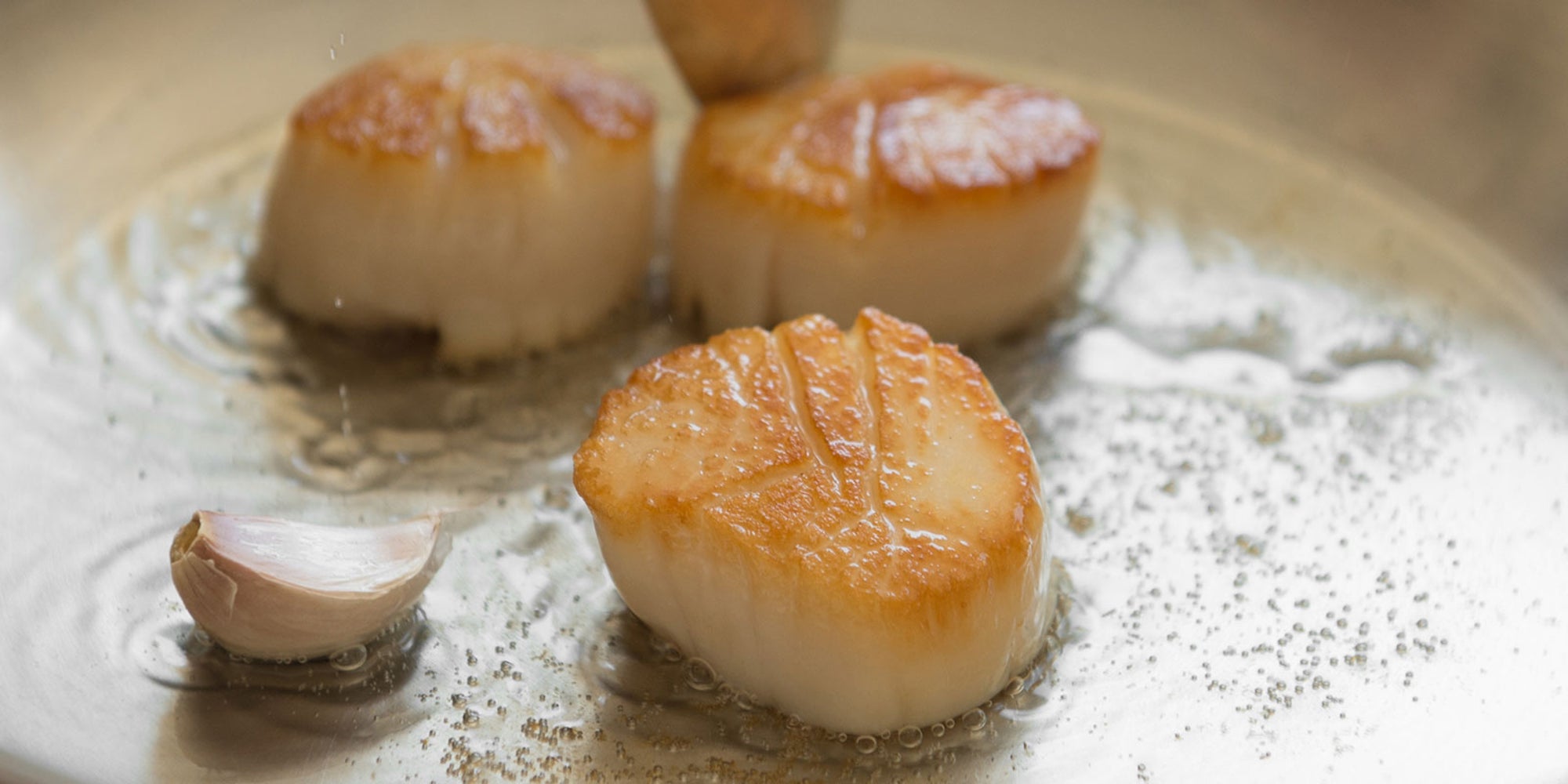 Can you cook shrimp and scallops in the same pan?