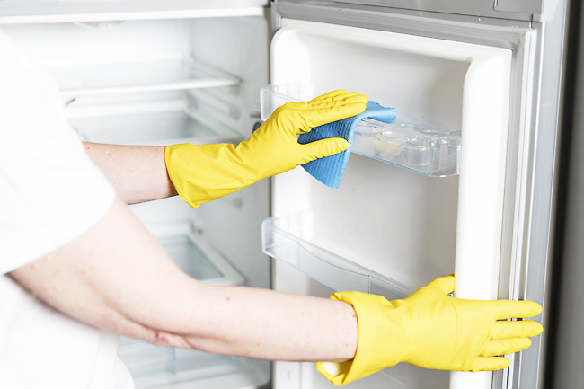 Can you cool down hot food by placing in the freezer for short periods of time?