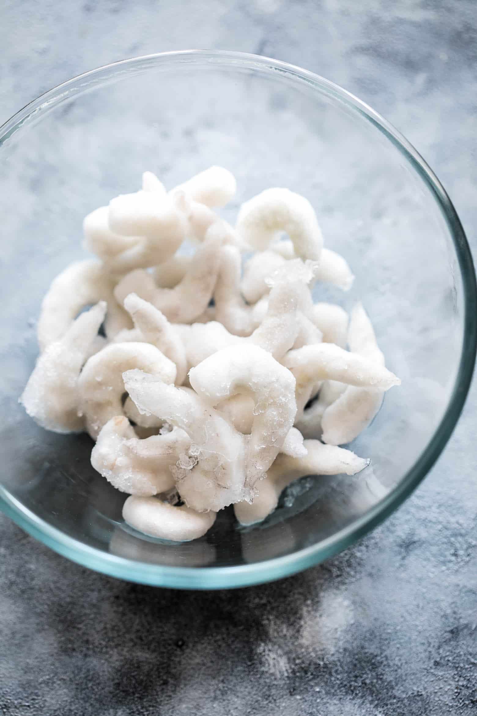 Can you defrost frozen prawns in cold water?