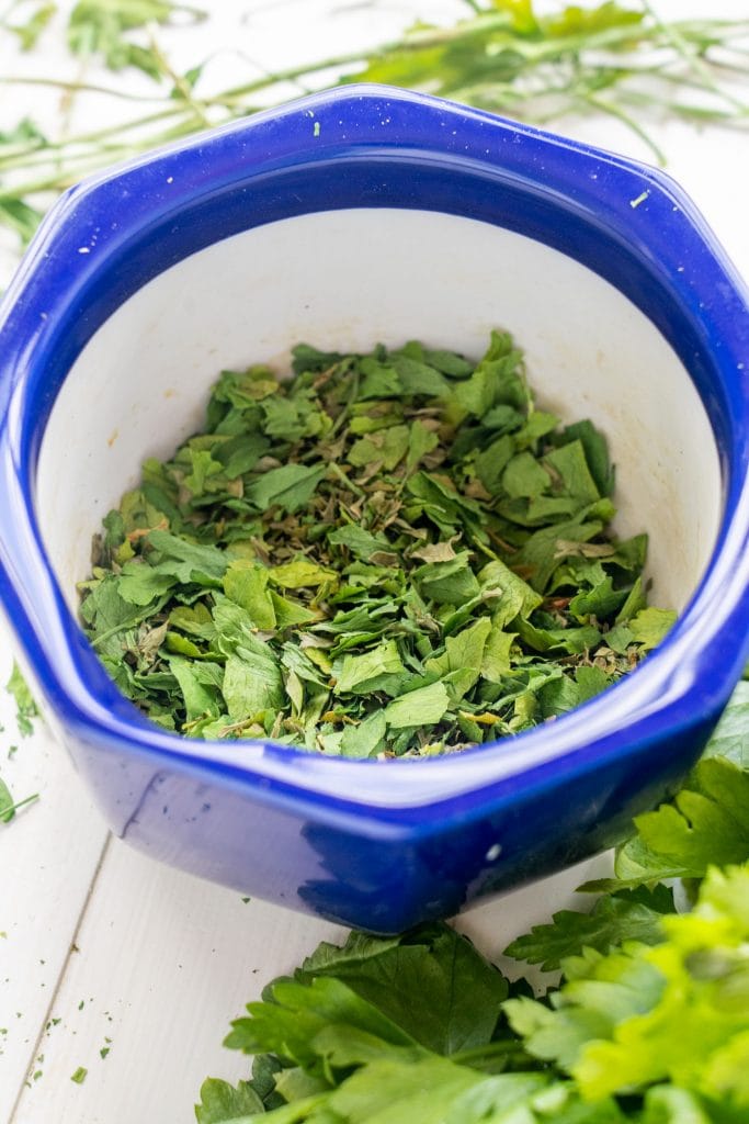 Can you dry parsley in the microwave?