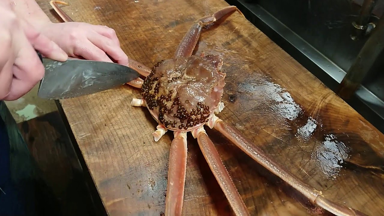 Can you eat a live crab?