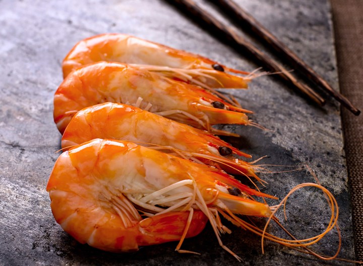 Can you eat cooked and peeled prawns cold?