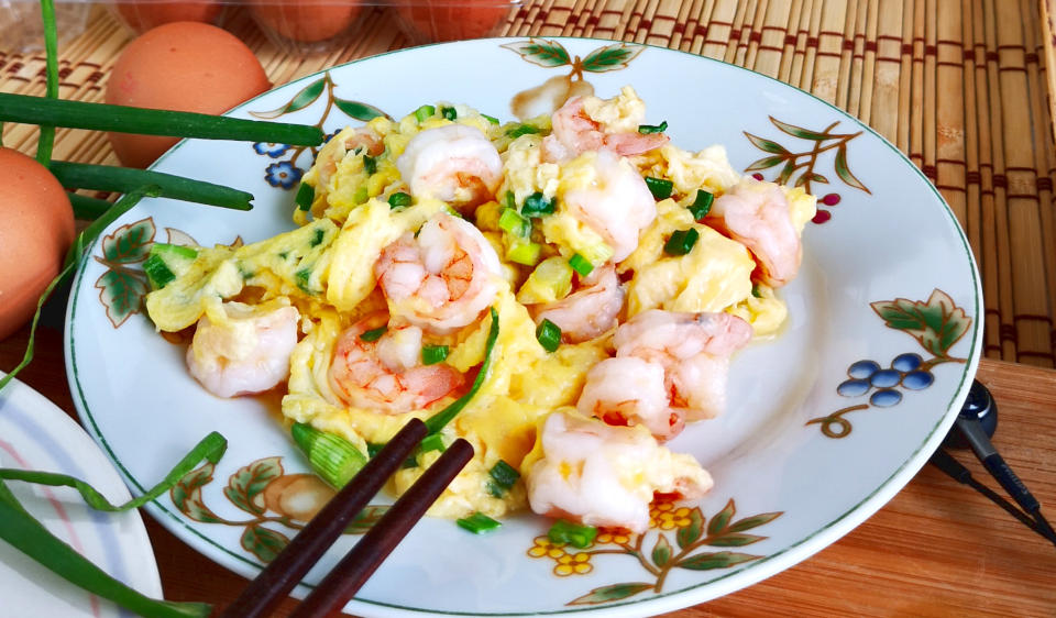 Can you eat eggs with shrimp?