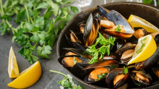 Can you eat mussels that are slightly open after cooking?