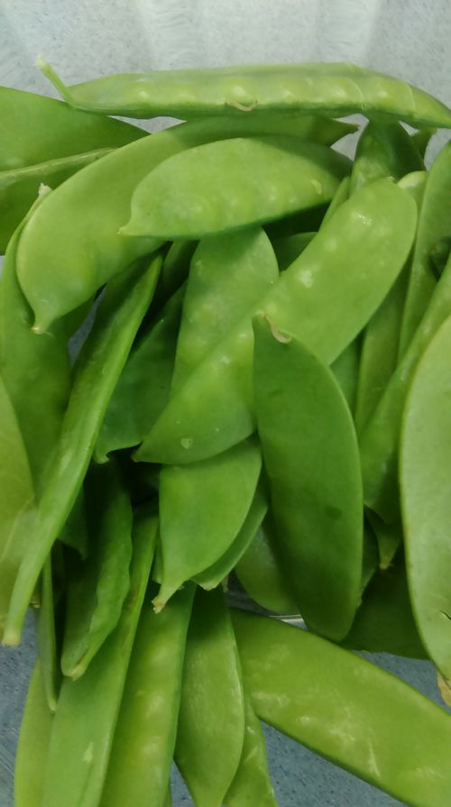 Can you eat the skin of fresh peas?