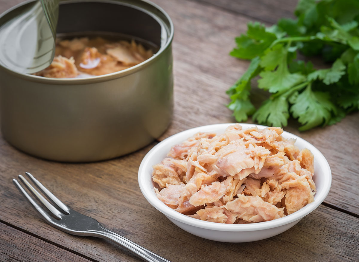 Can you get food poisoning from canned tuna?