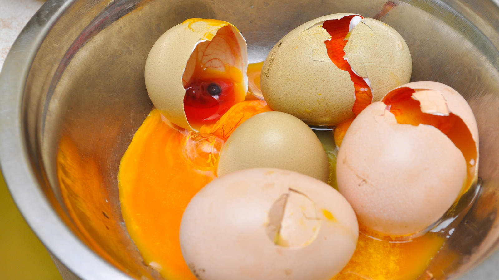 Can you get food poisoning from expired eggs?