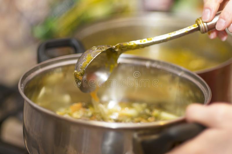 Can you make soup in a metal pot?