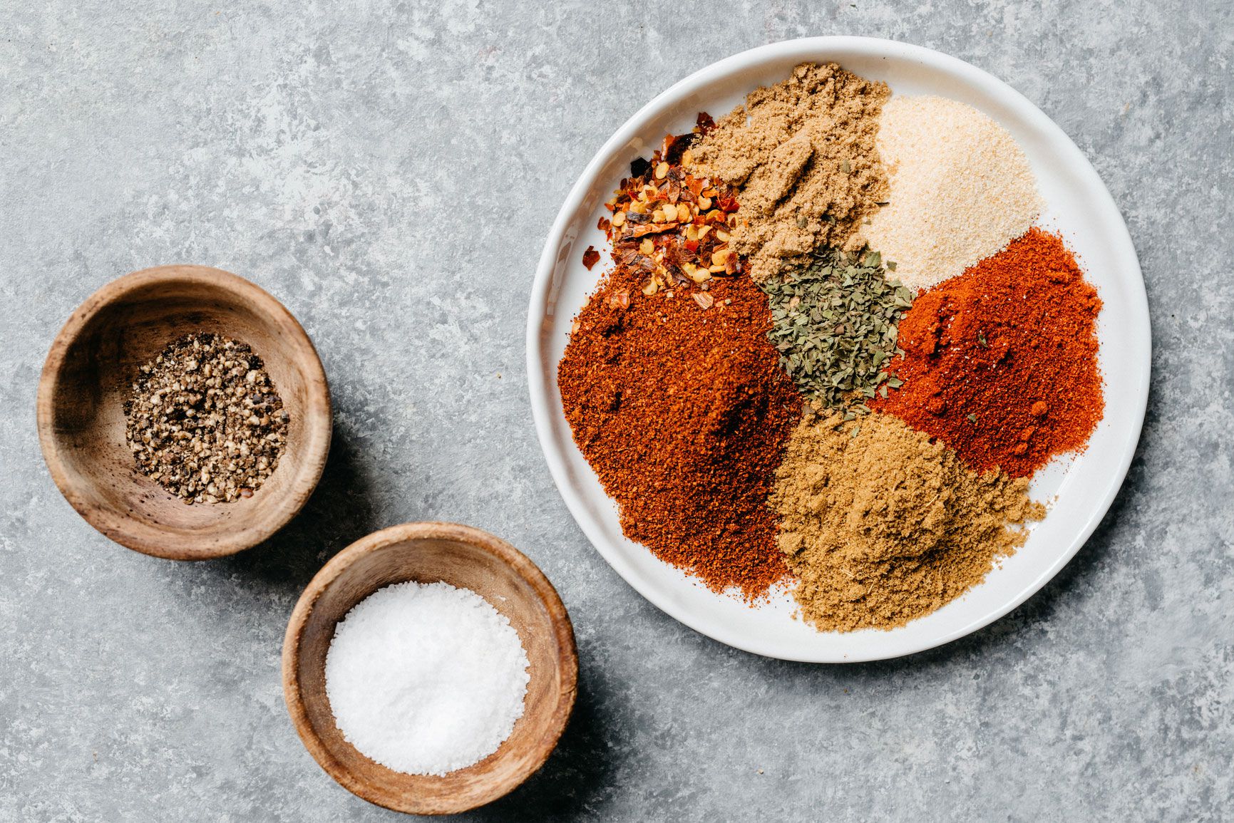 Can you mix herbs and spices together?