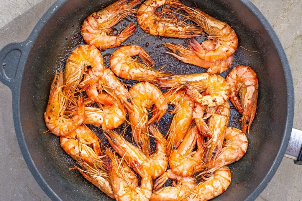 Can you put cooked prawns in pan?