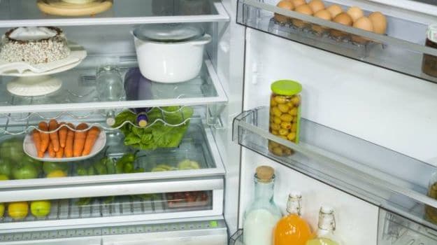 Can you put hot food in an empty fridge?