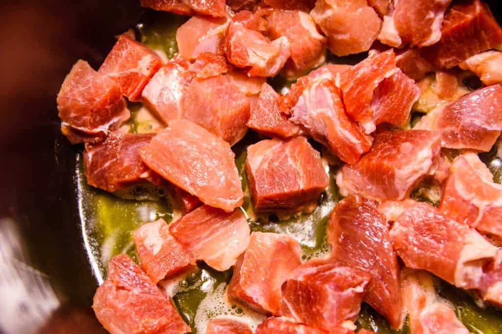 Can you put raw meat in slow cooker with vegetables?