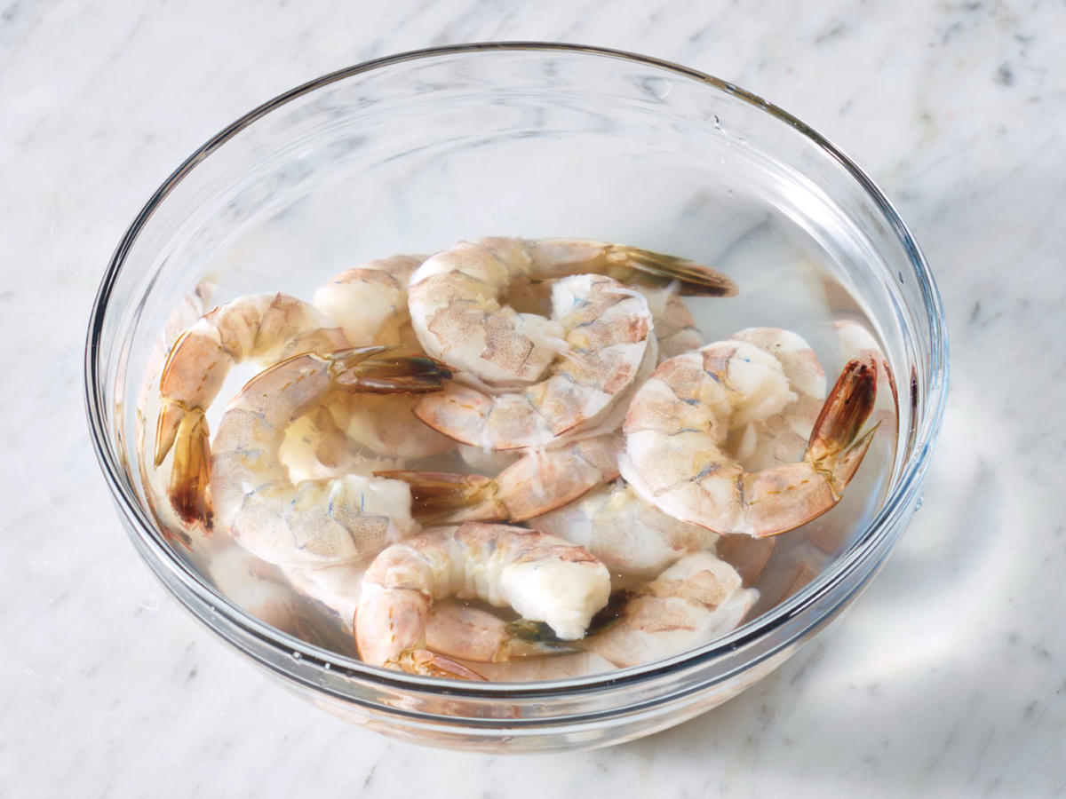 Can you soak shrimp in hot water?
