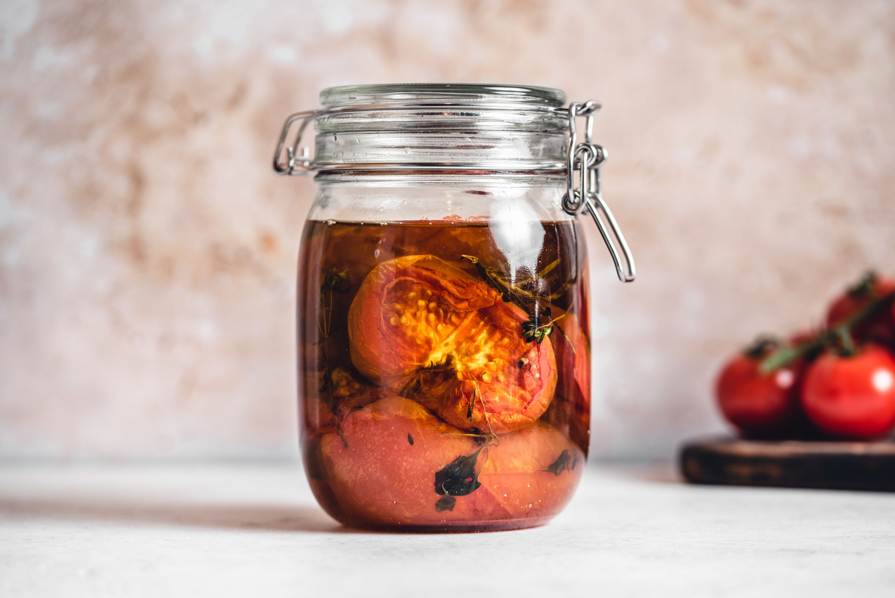 Can you store tomatoes in oil?