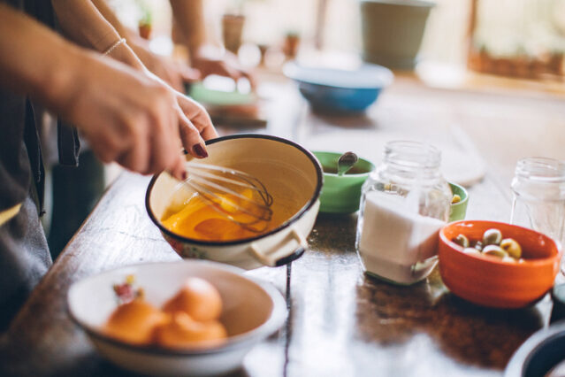 Can you use egg yolk to thicken sauce?