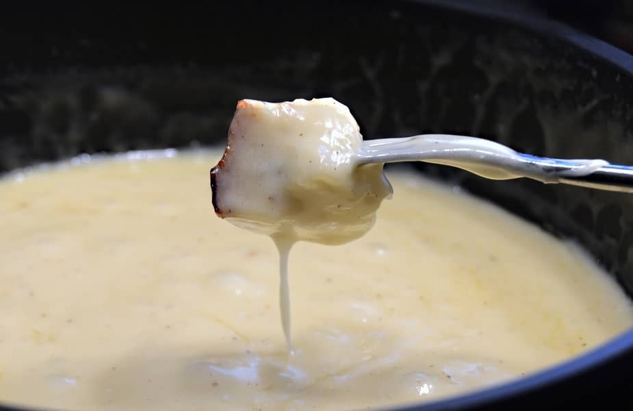 Can you use water instead of milk for white sauce?