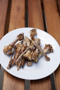 Can your stomach dissolve a chicken bone?