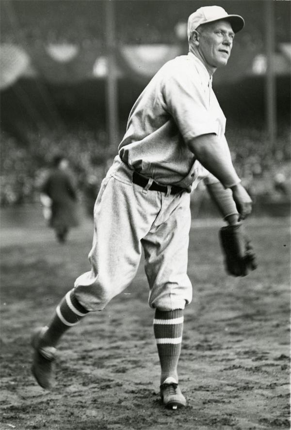 Did Babe Ruth throw right-handed?