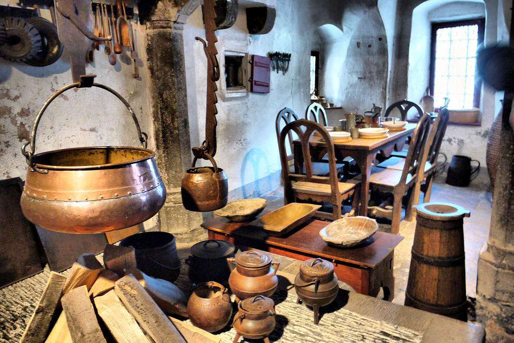 Did medieval homes have kitchens?