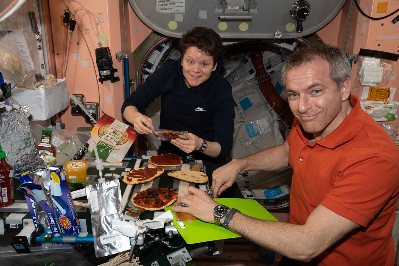 Do astronauts cook in the space station?