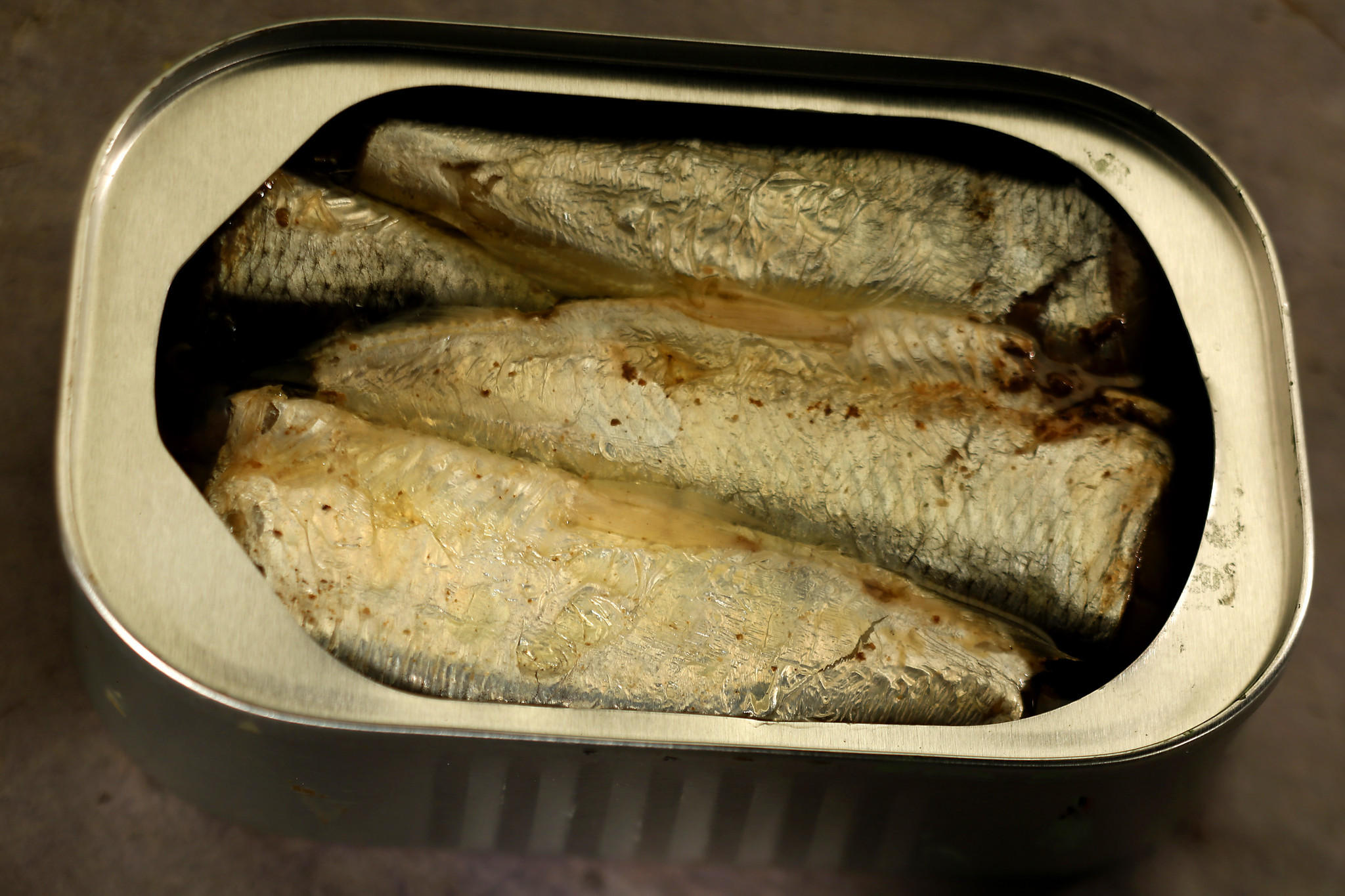 Do canned sardines have guts?