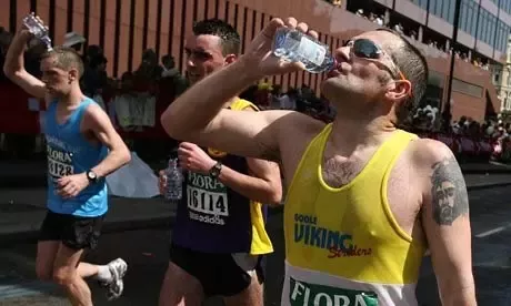 Do elite runners drink during marathon?