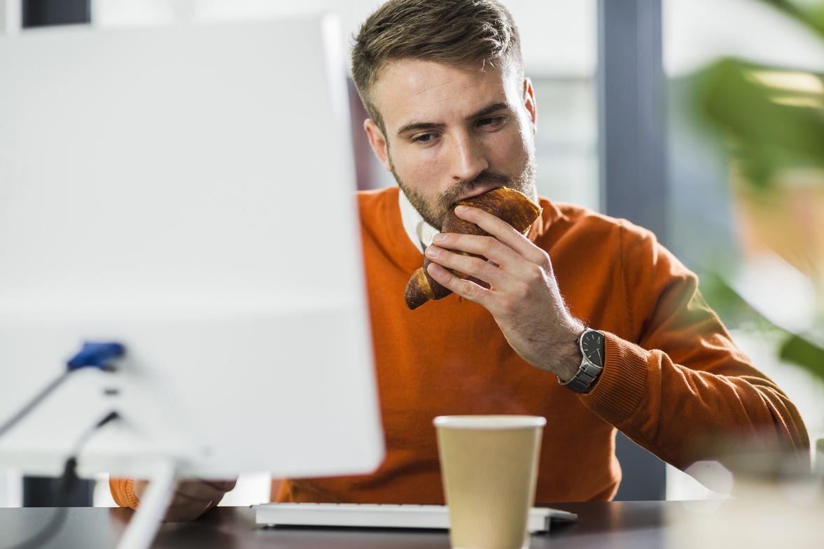 Do French people eat at work?